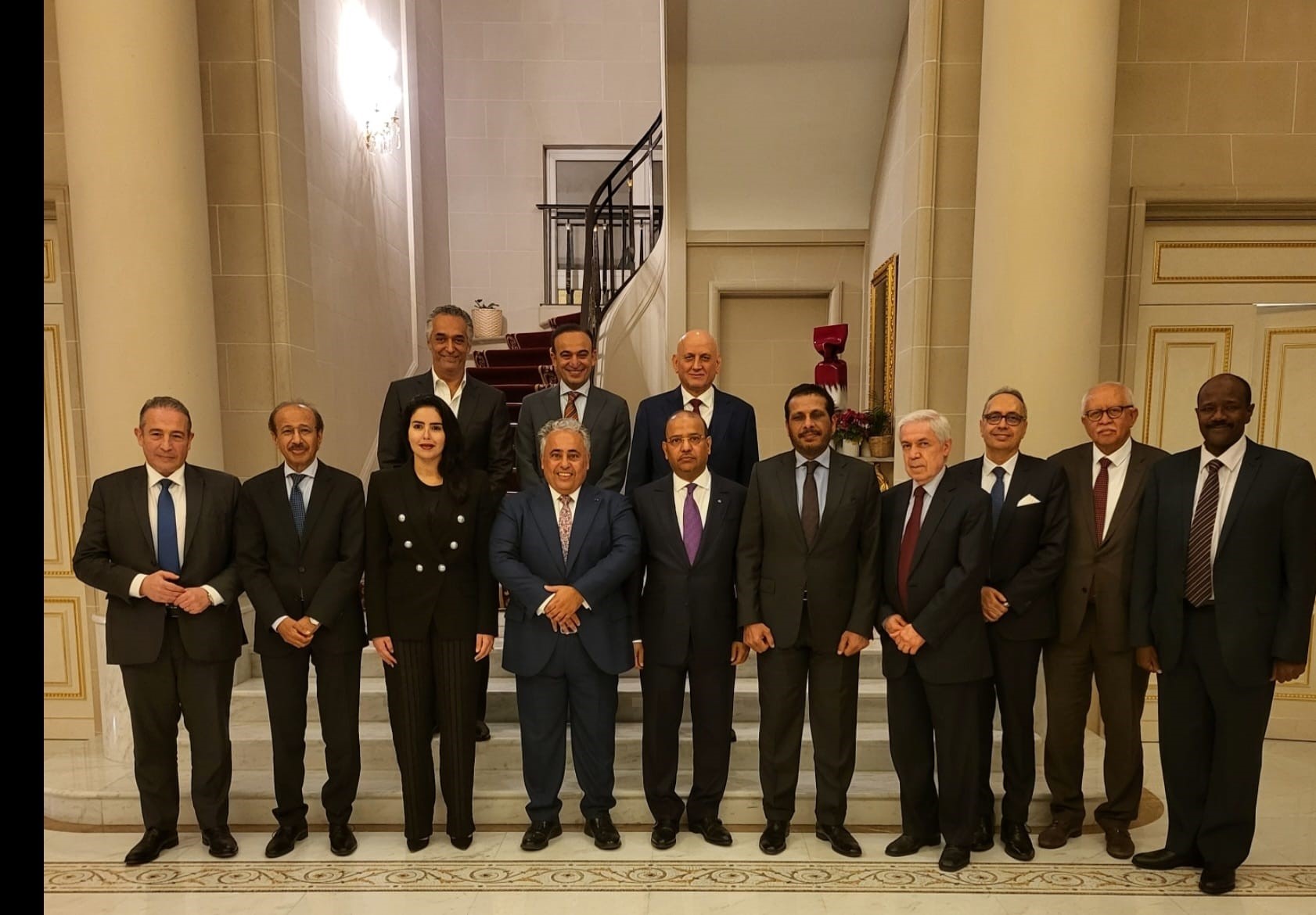 Lambassadeur De Letat Du Qatar Offre Un Dîner En Lhonneur Des